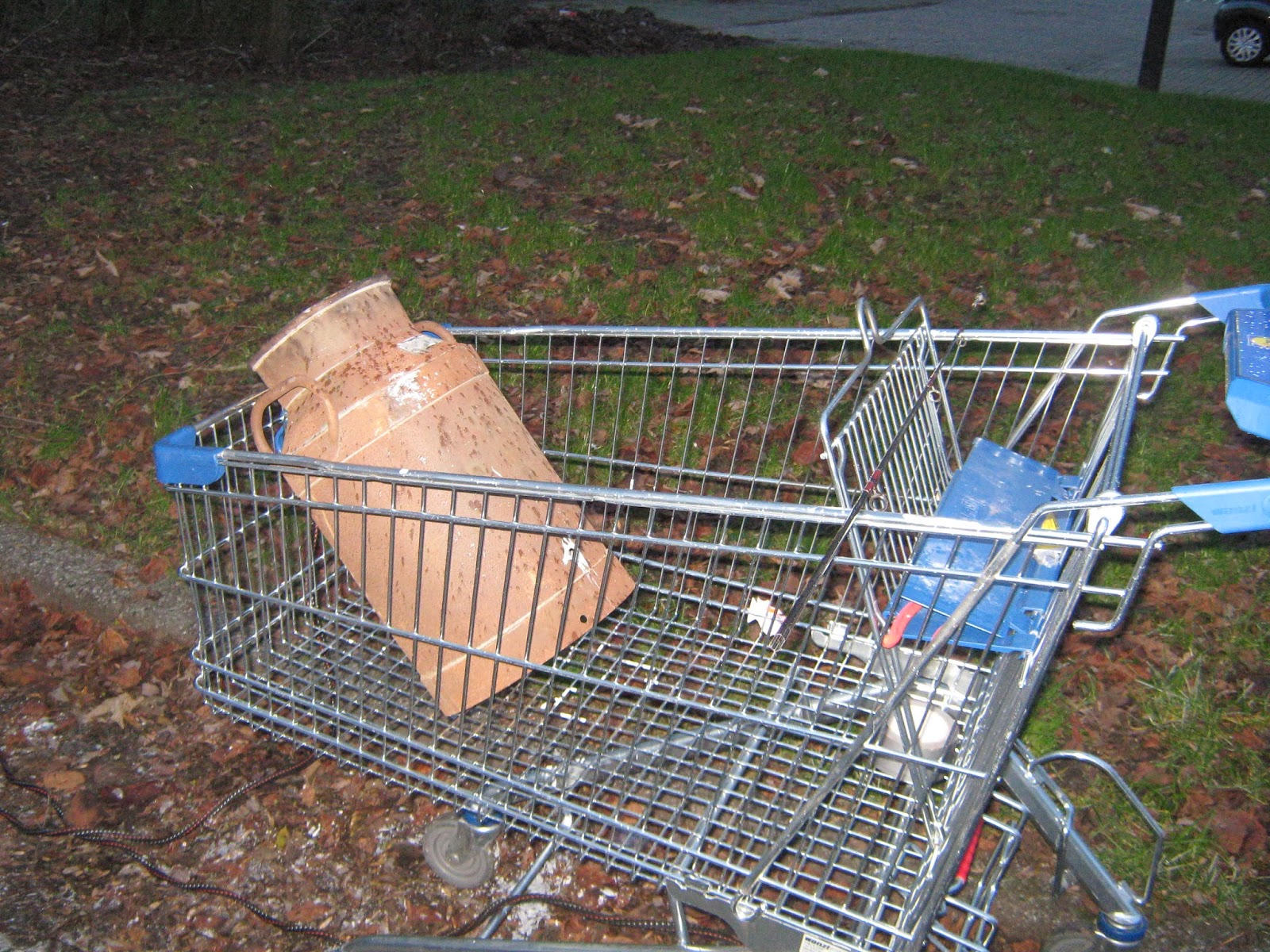 BEIJUMNIEUWS: EEN CARBIDBUS ZET JE IN EEN WINKELKAR