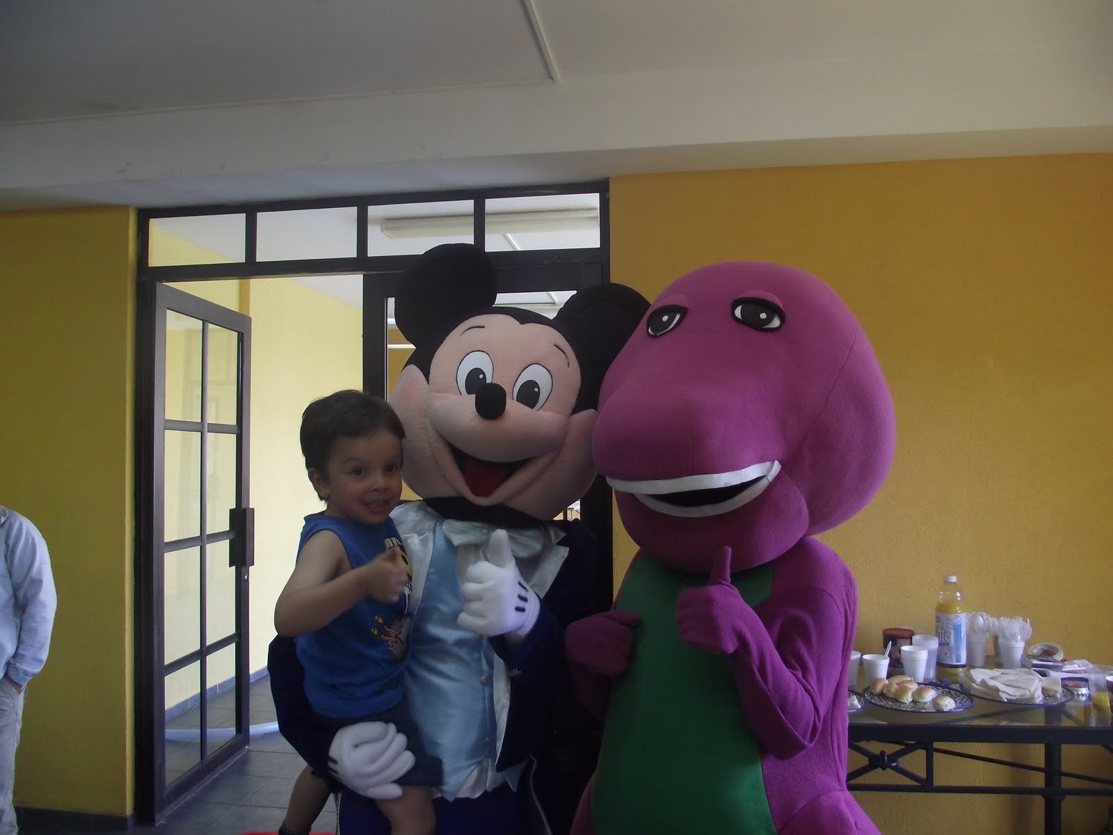 *: HERMOSA VISITA DE BARNEY Y MICKEY AL CUMPLEAÑOS N°4 DE VICENTE ...
