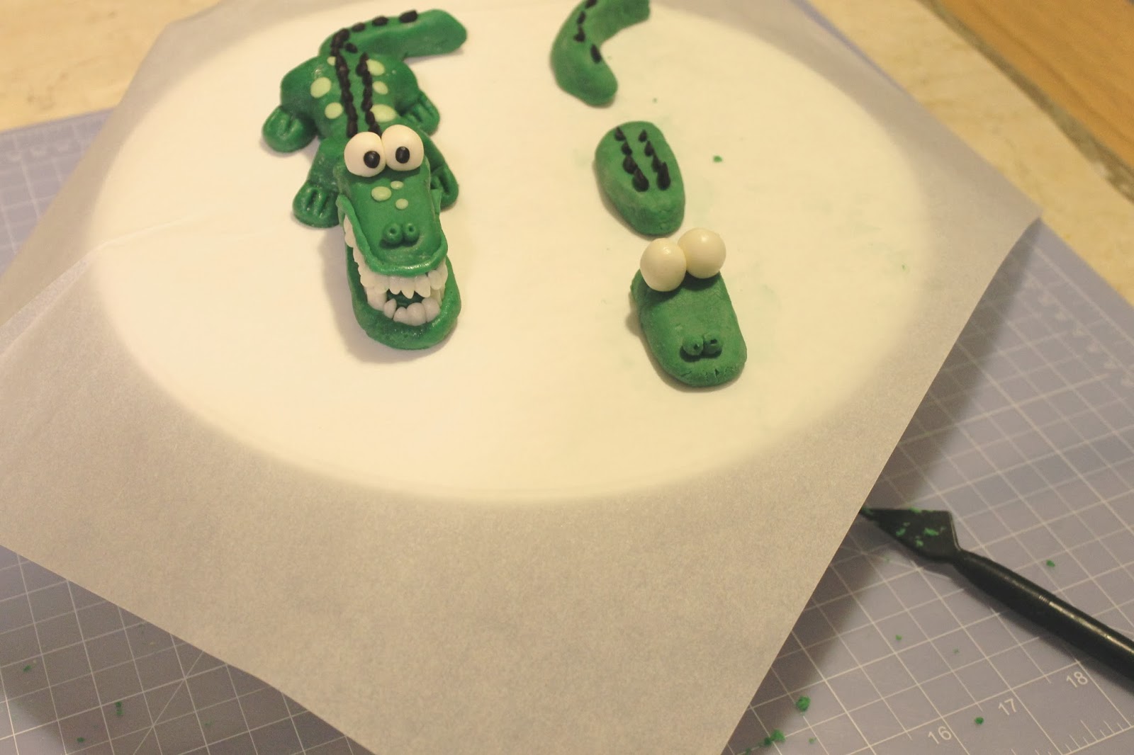 LaLa Cake: How to Make a "Swimming Alligator" with Modeling Chocolate ...