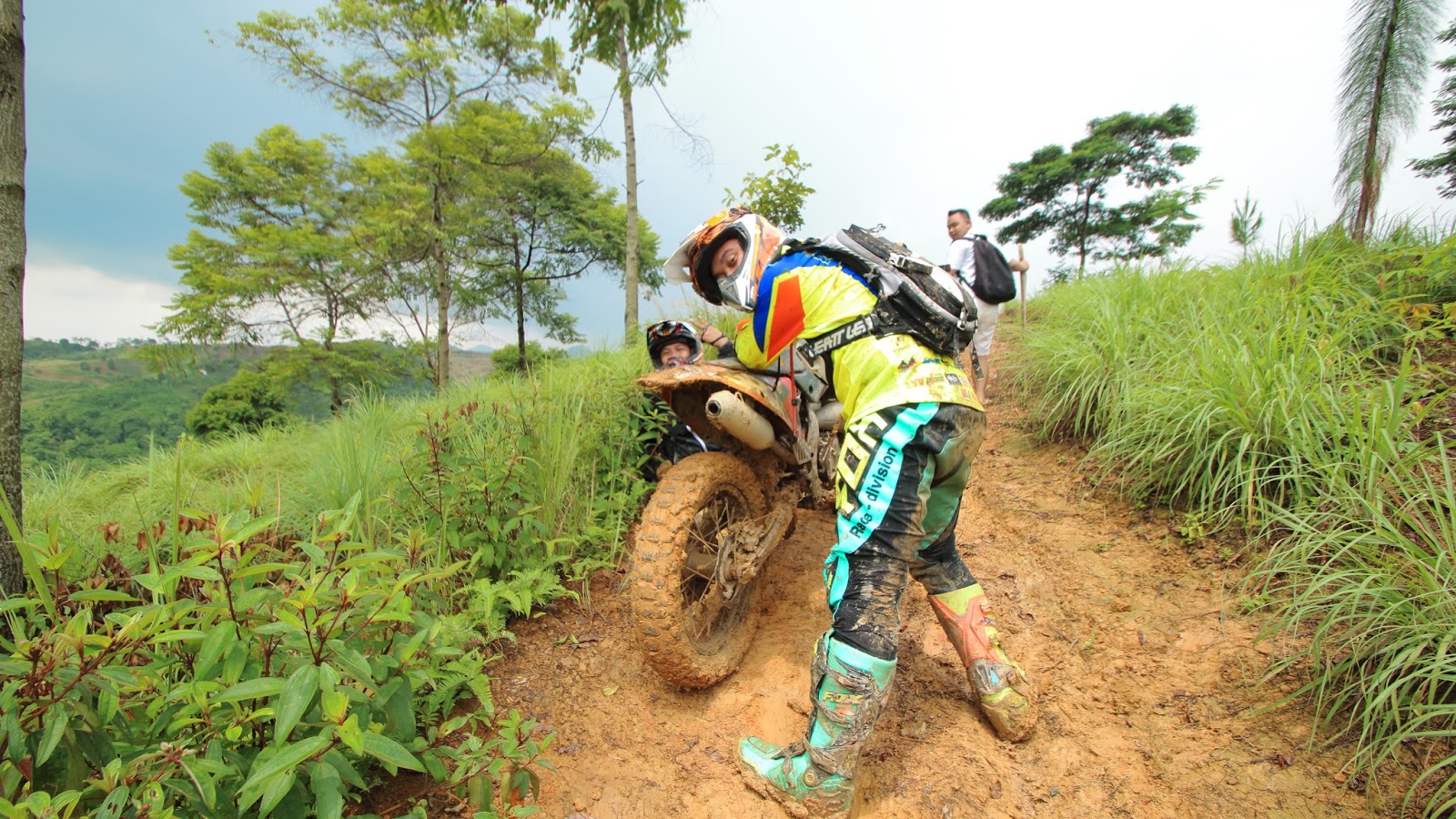 Hiking ceria ke Goa Agung Garunggang Geopark-Sentul, Bogor