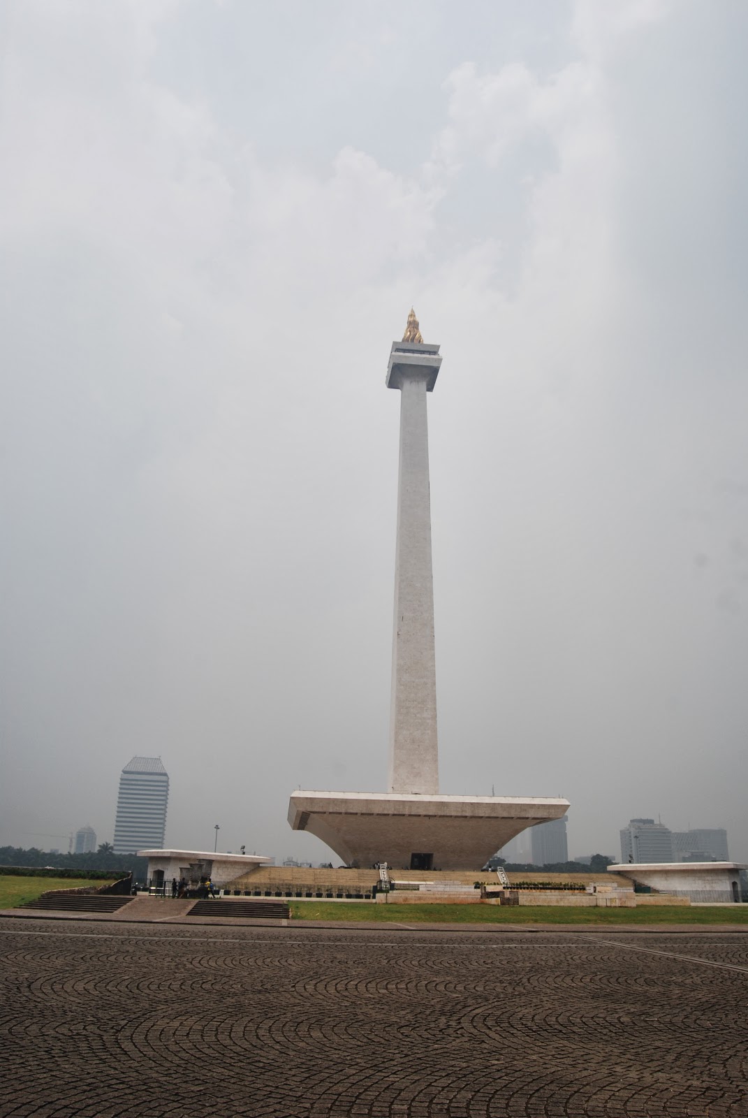 Hello: MONUMEN NASIONAL (MONAS)