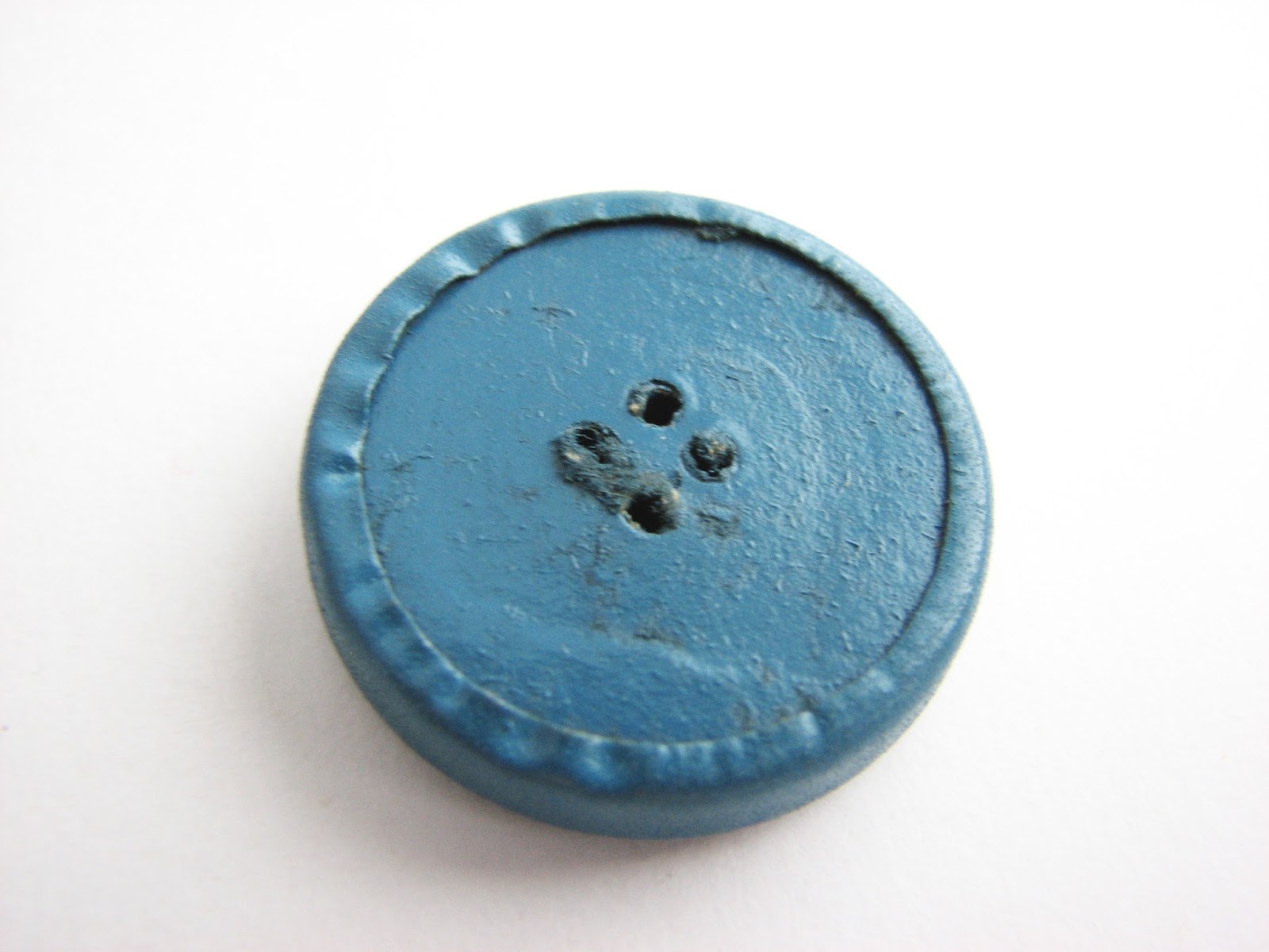 Agnes' Vintage World: War-time era buttons