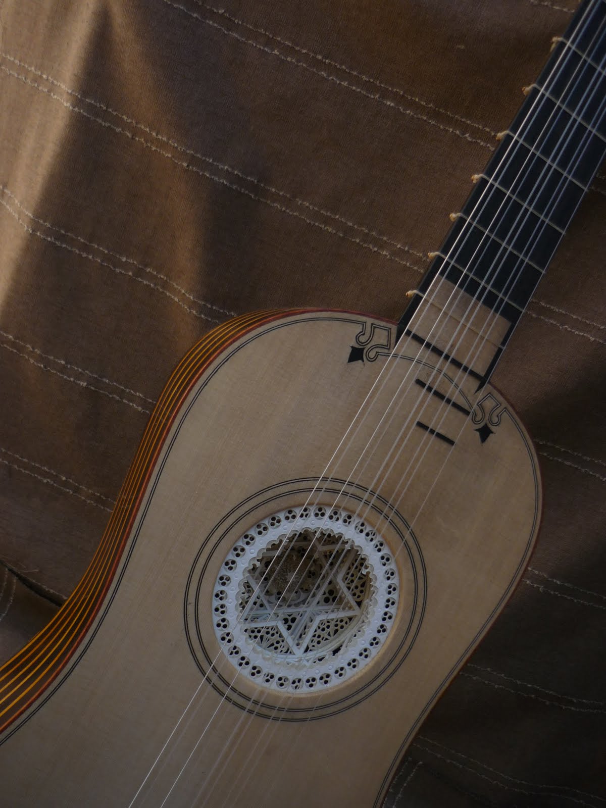 Instrumentos antiguos Zanfona o Hurdy Gurdy: Guitarra Barroca