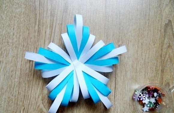 How to make Paper Strips Snowflakes - The Factory of Ideas