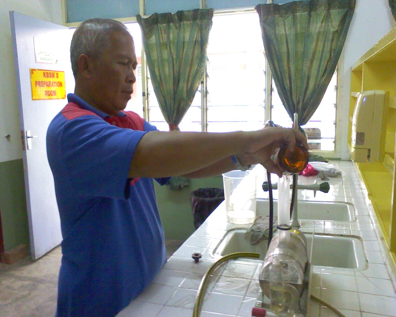 Makmal Sains Sekolah: MENYELENGGARA ALATAN SAINS