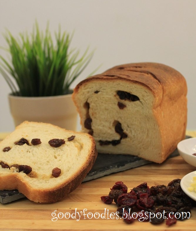 GoodyFoodies: I baked: Raisin bread