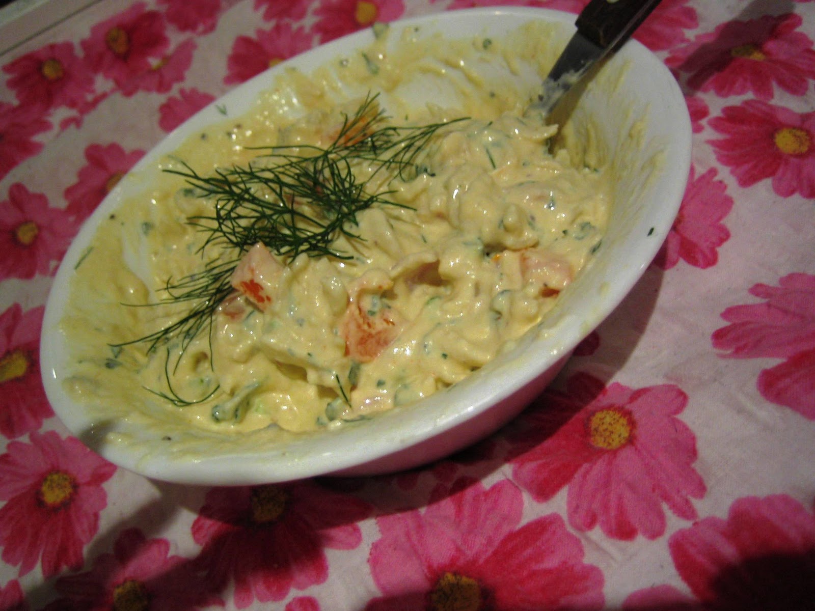 pisike putukas: suitsukala-makaroni salat paprikaga