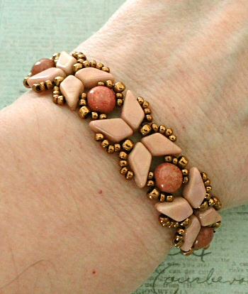 Linda's Crafty Inspirations: Playing with my beads...Harlequin Bracelet ...