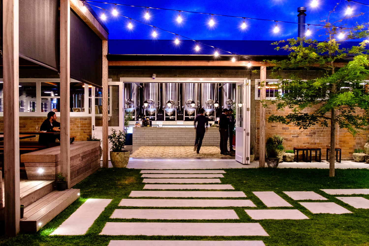 Marzua: Brothers Brewery + Juke Joint BBQ por MA Studio