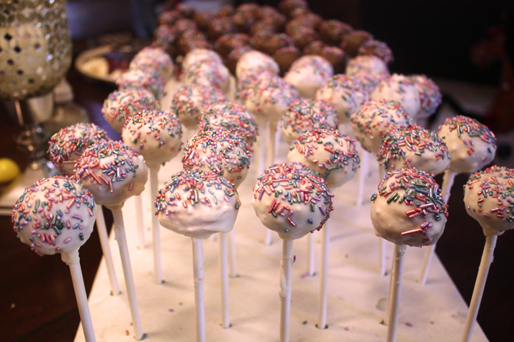Domestic Baker....: Trial: Cake Pops!