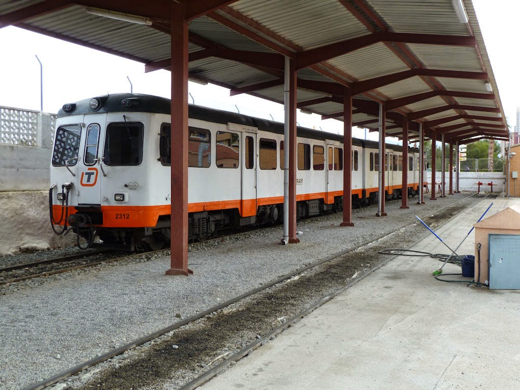 Rails sense fronteres: FGV - Automotor doble, sèrie 2300.