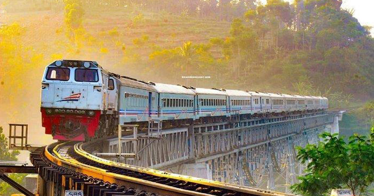 7 Jalur Kereta Api Di Indonesia Dengan Pemandangan Yang Luar Biasa ...