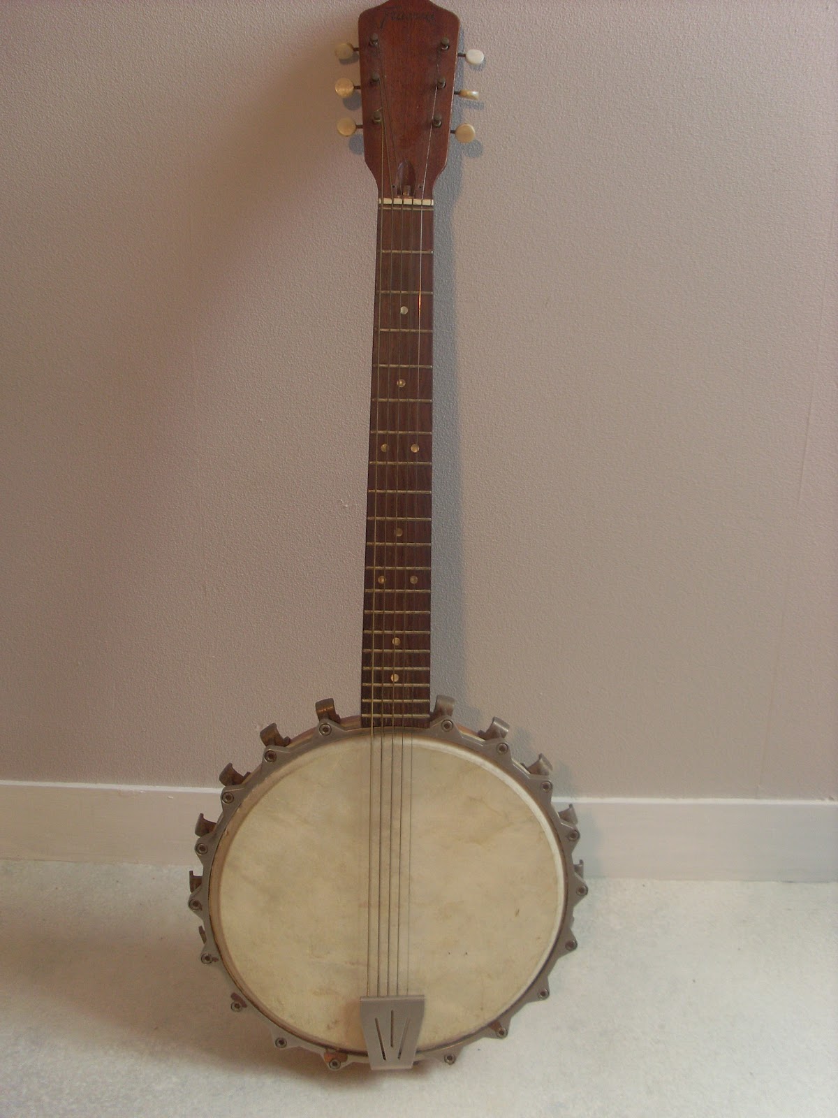 Collection d'instruments à cordes: Photo n°12 Banjo 6 cordes