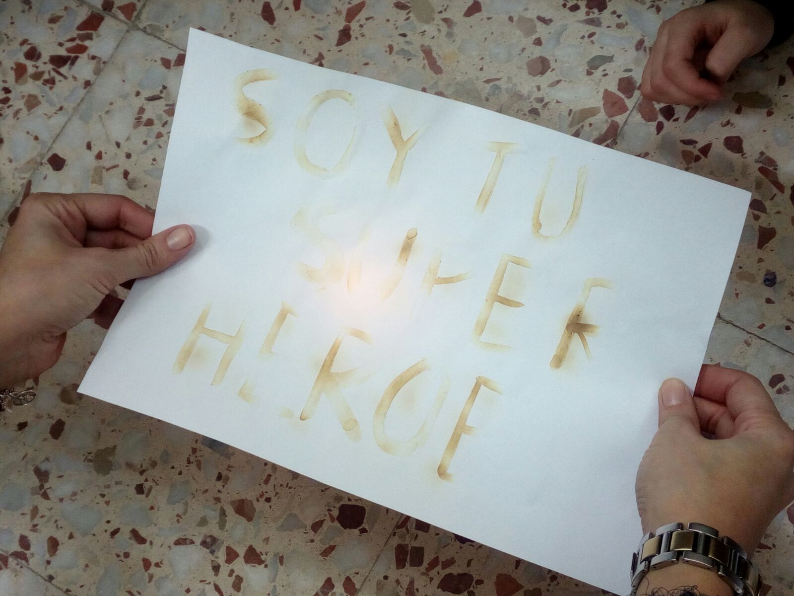 UN DÍA EN EL COLE DE NAVALMANZANO: EXPERIMENTO TINTA INVISIBLE