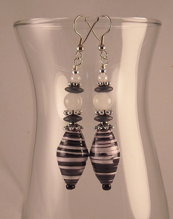 Cantiknya perhiasan dari manik-manik kertas koran dan majalah bekas ...