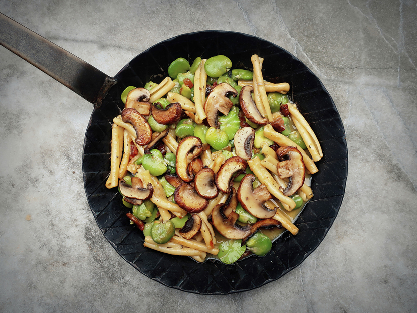 Genussbereit: Auf dem Balkon: Fave, Casarecce, Funghi. Oder Dicke ...