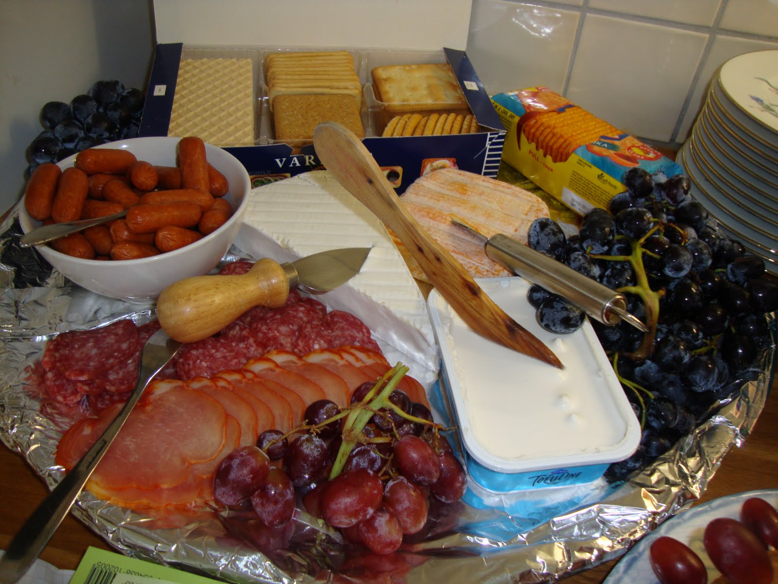 Frostrosor: Ostbricka med charkuterier och kex