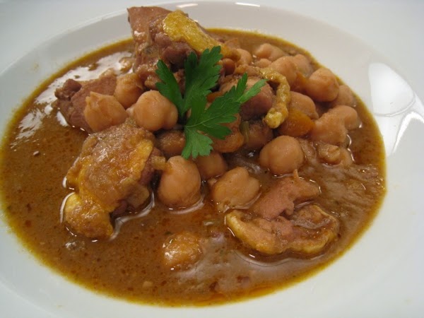 Y TODO COMENZO A SURGIR: MENUDO DE POLLO Y GARBANZOS.