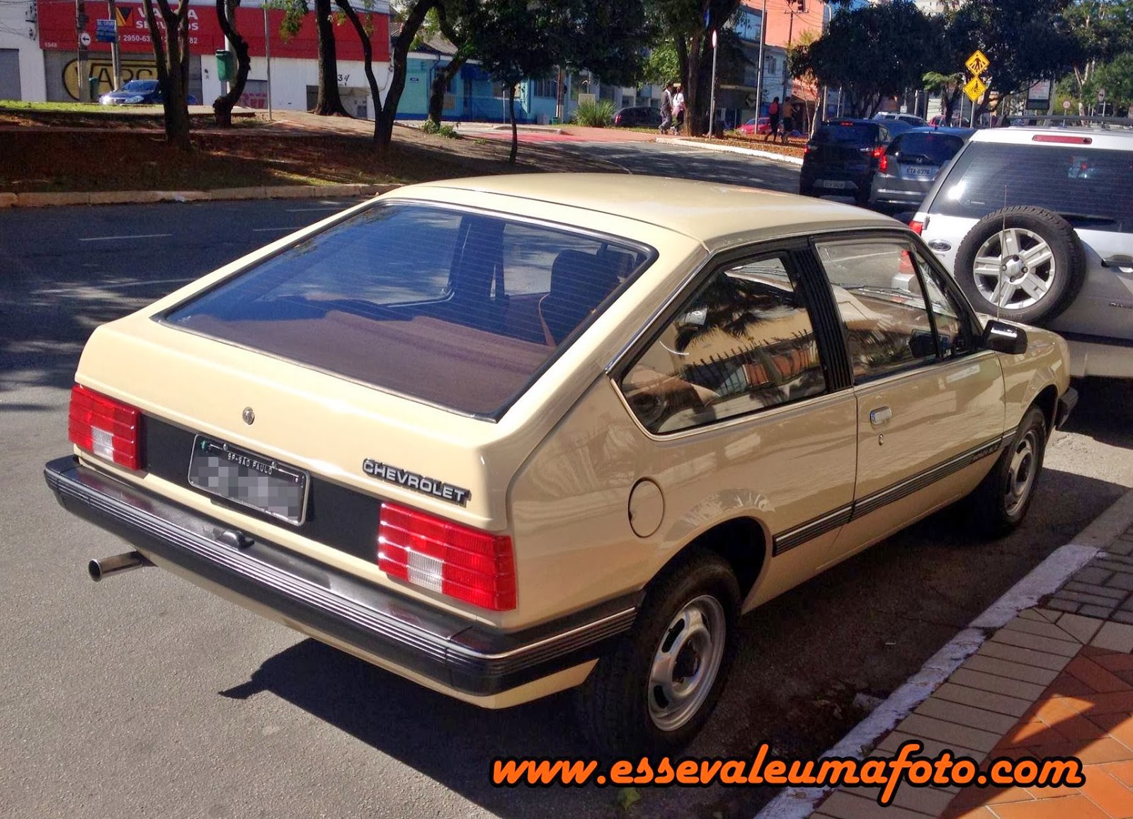 Registros Automotivos do Cotidiano: Chevrolet Monza Hatch 1982