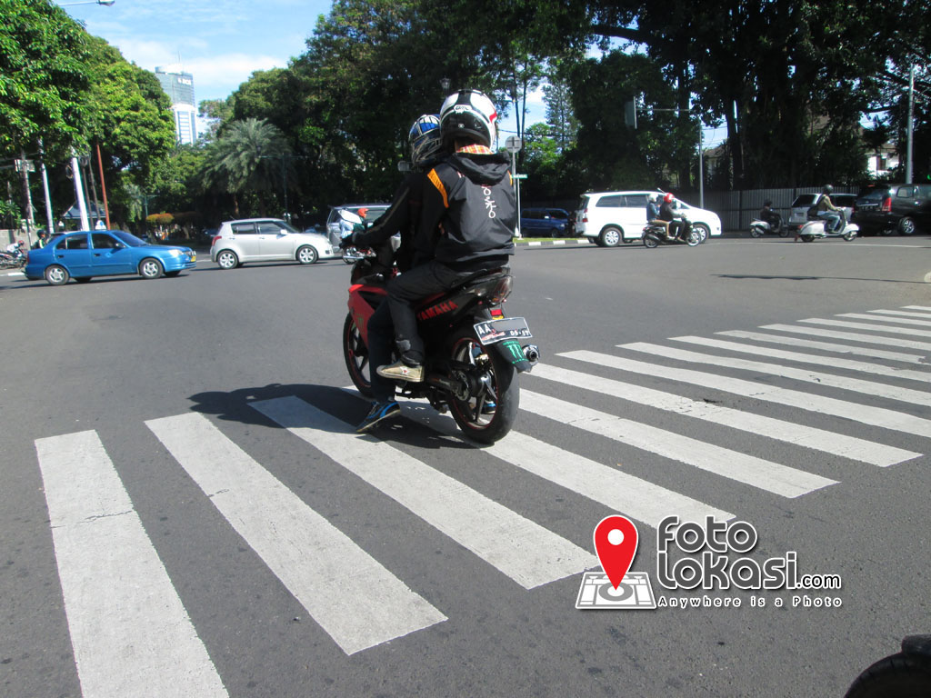 Zebra Cross Tempat Berhentinya Kendaraan - Foto Lokasi