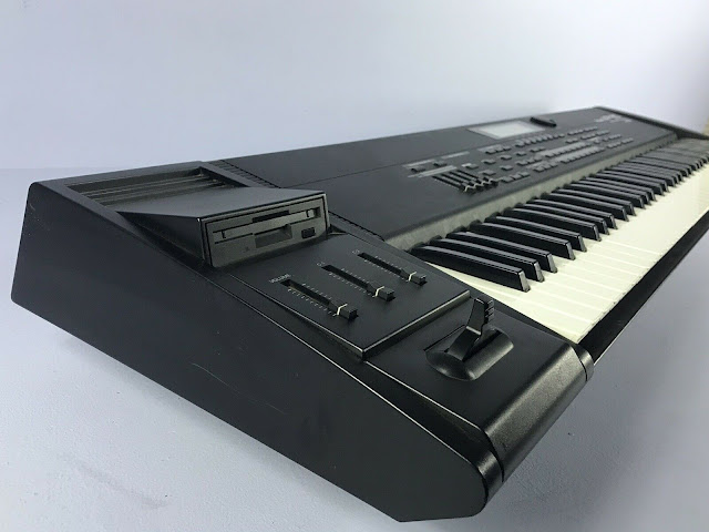 MATRIXSYNTH: Roland XP-80 76-Keys Workstation Synthesizer SN CM26136