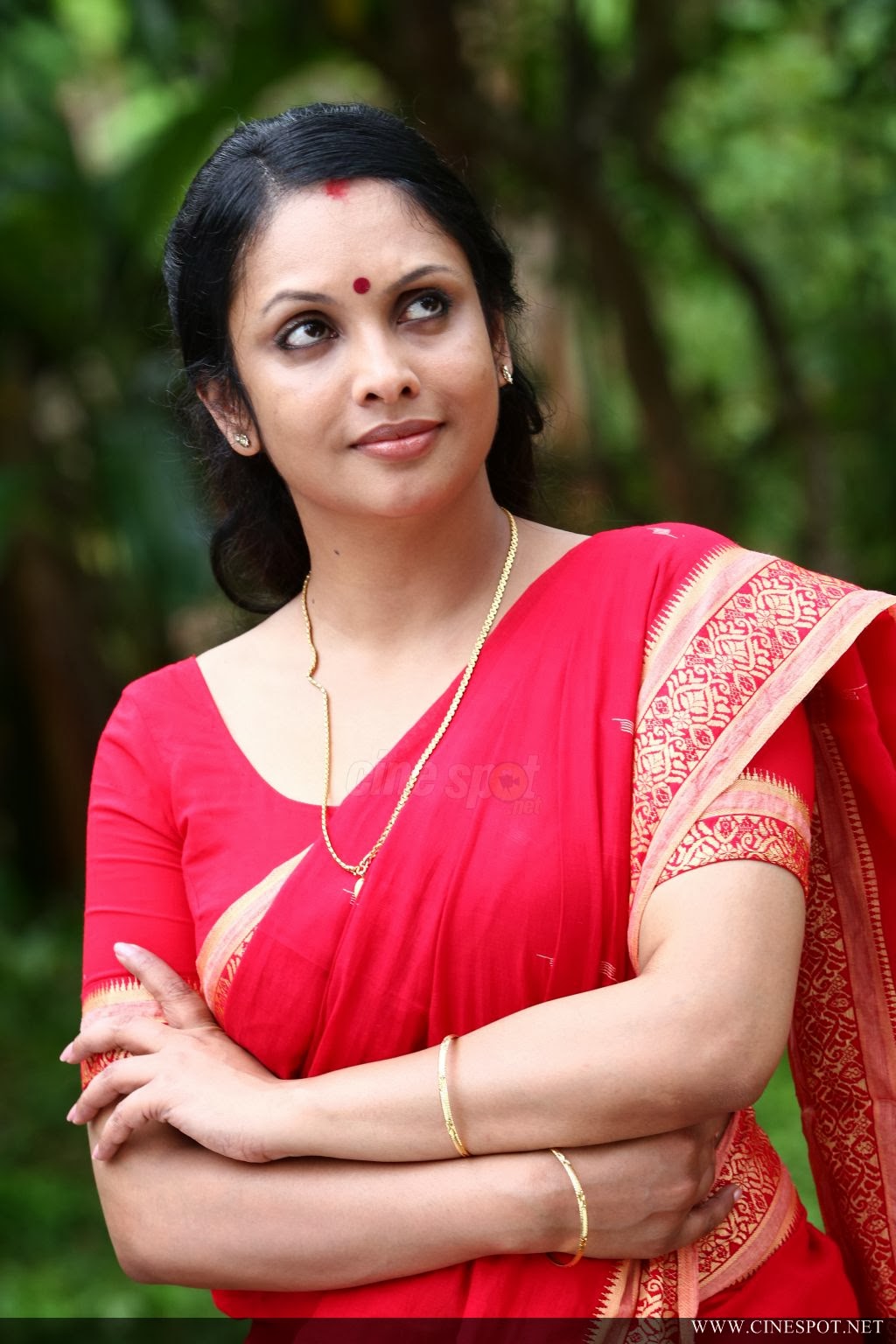 .: Mallu actress Jyothirmayi sexy red saree stills,pics