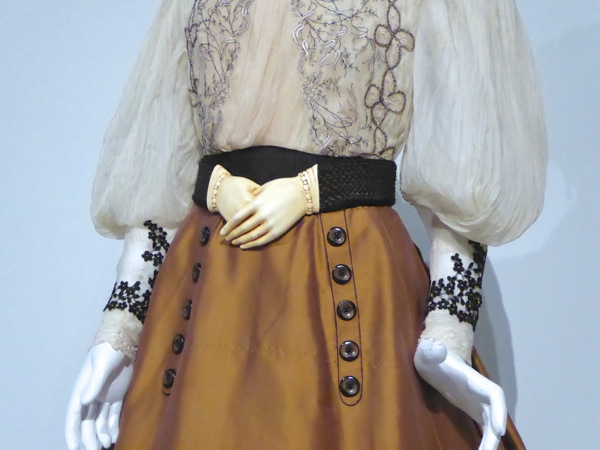 Hollywood Movie Costumes and Props: Crimson Peak's gothic romantic film ...