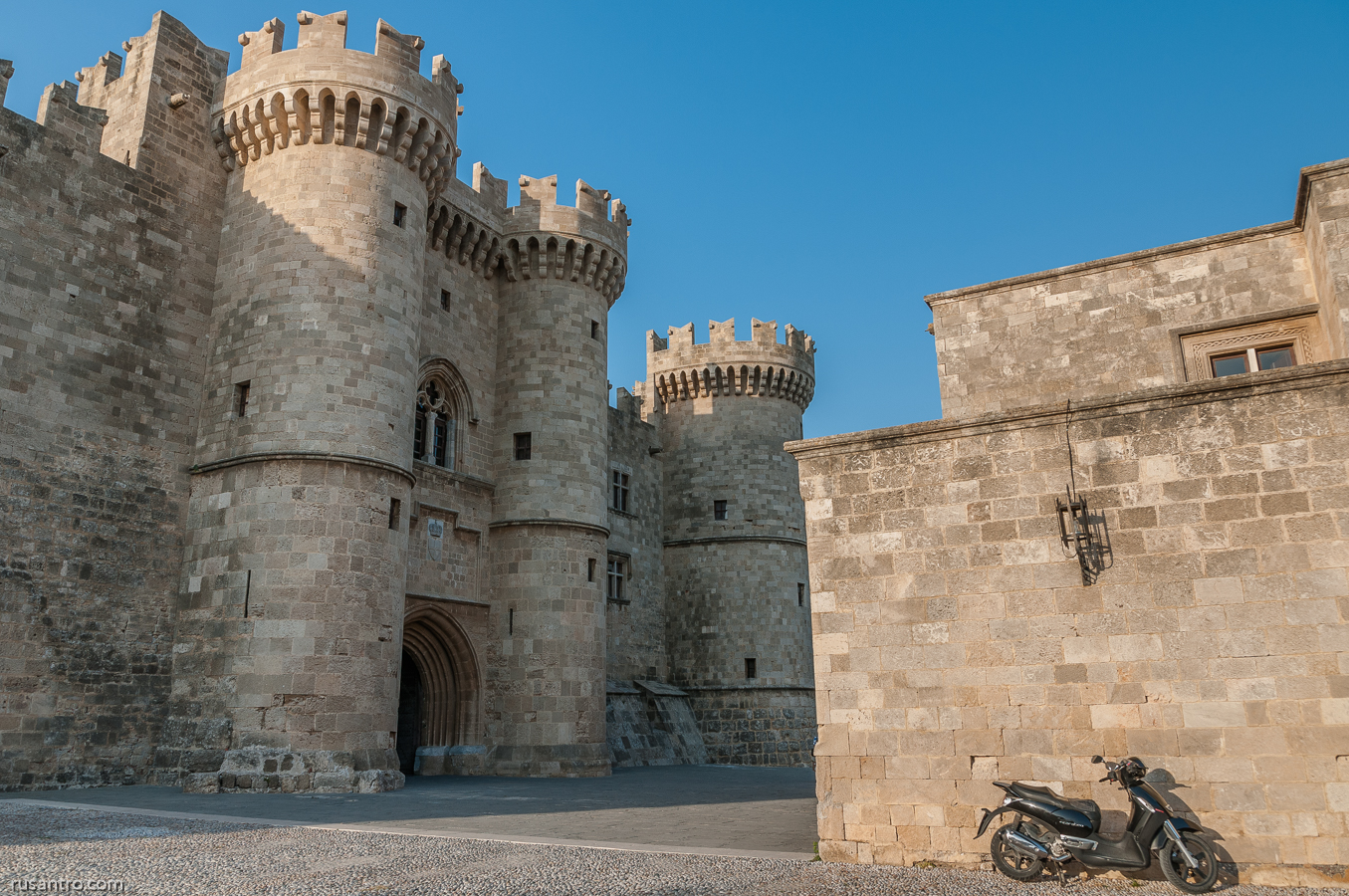 Rodas salas noslēpumu meklējumos