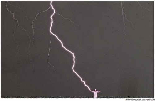 Foto Menakjubkan Patung Jesus di Brazil di Panah Petir - Gaban Comel