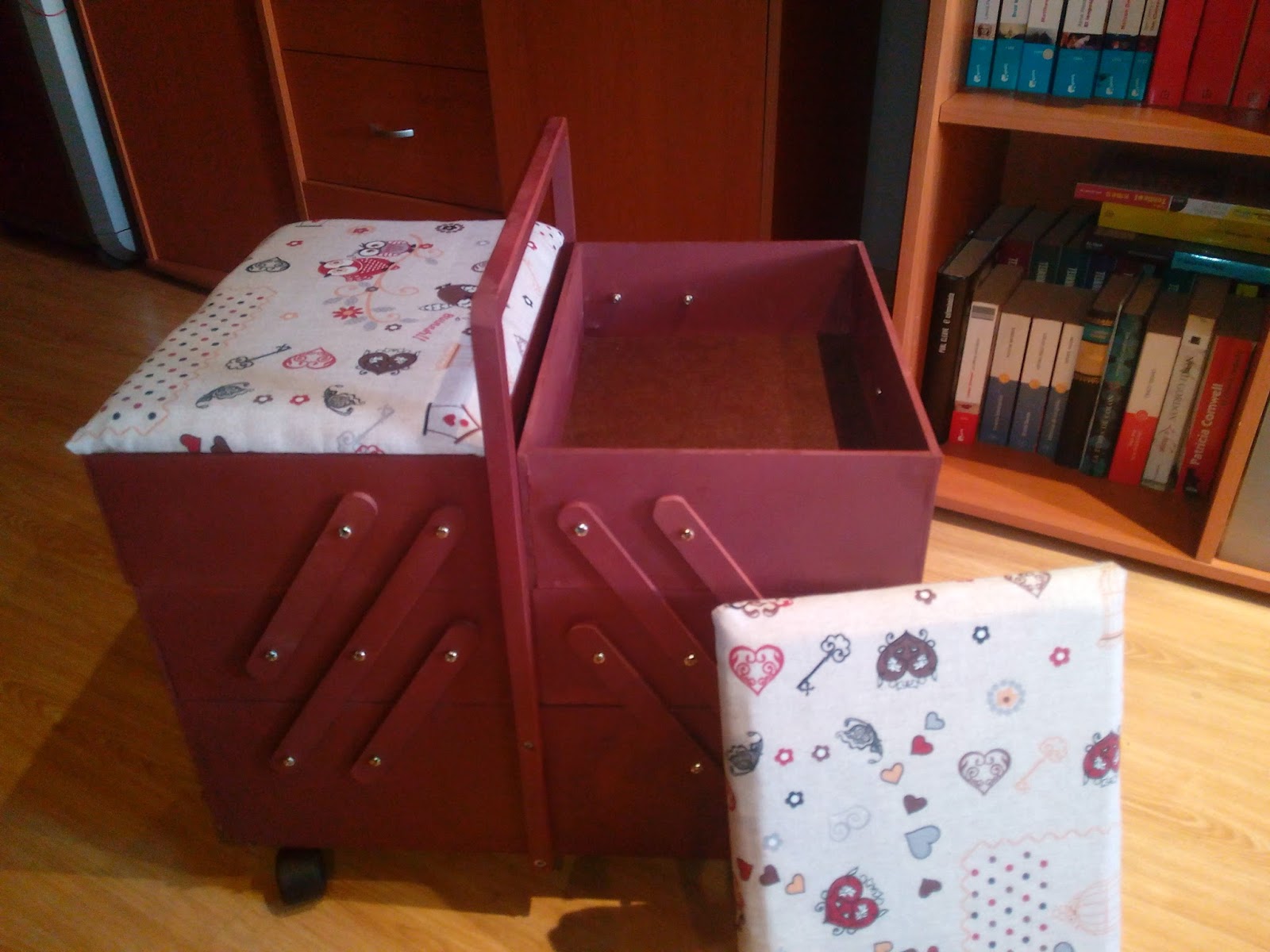 lascosasdepat: Handmade wood sewing box