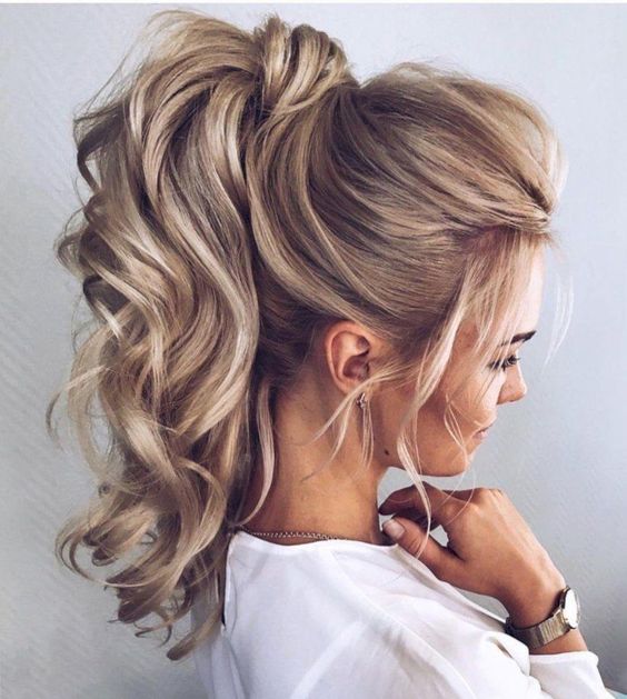 30 Eye-Catching Curly Ponytail Hairstyles You Should Try - AzzFeed