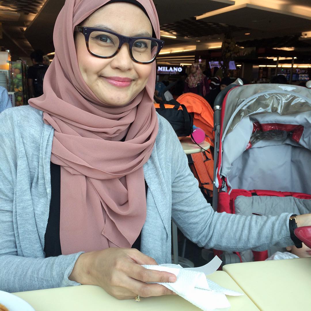 Isteri Tomok mula bertudung - Sensasi Kalam Media