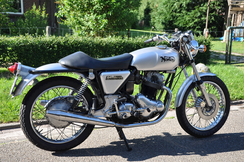 MotArt: 1973 Norton Commando