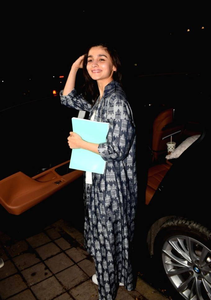 Actress Alia Bhatt Seen At a Salon Without Makeup Real Face - Glamorous ...