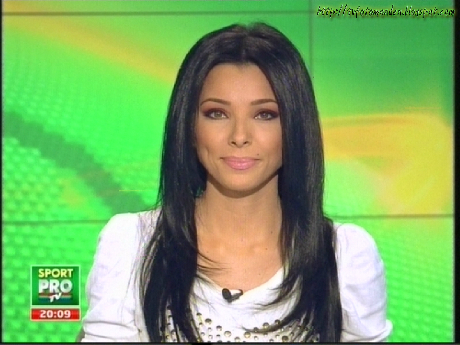 tv foto monden: Corina Caragea prezinta stirile din sport la Pro TV