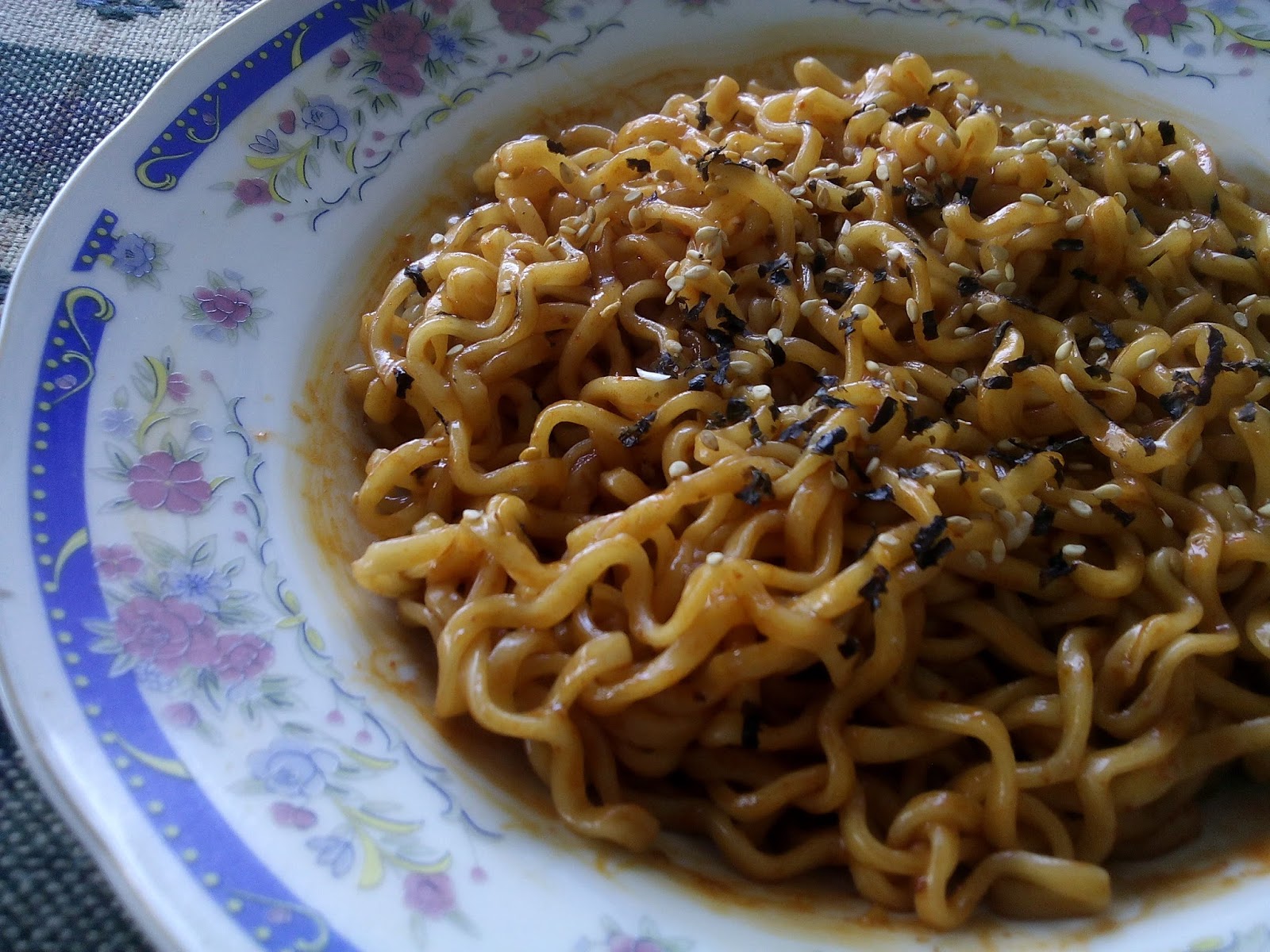 Fitri Nurmawati: Samyang, Si Merah Menggoda