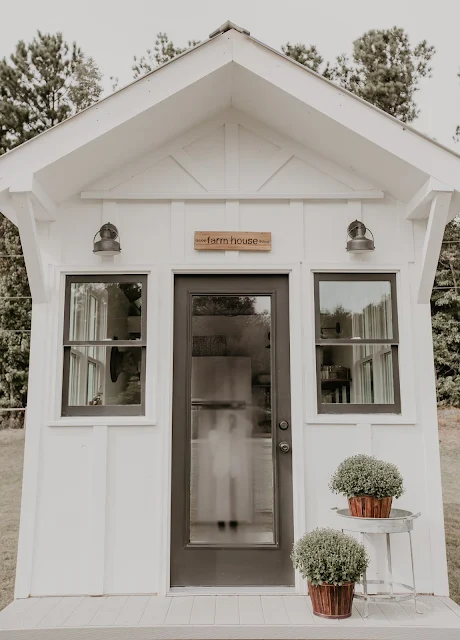 Lamon Luther Tiny Farmhouse [ TINY HOUSE TOWN ]