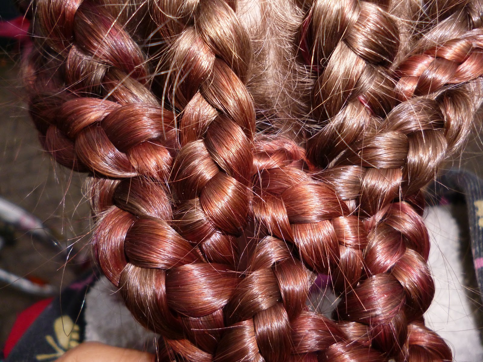 Plaidipus mound: fat corn rows in a curly braid