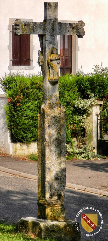 PATRIMOINE DE LORRAINE: SAINTE-GENEVIEVE (54) - Croix-calvaire (1551)