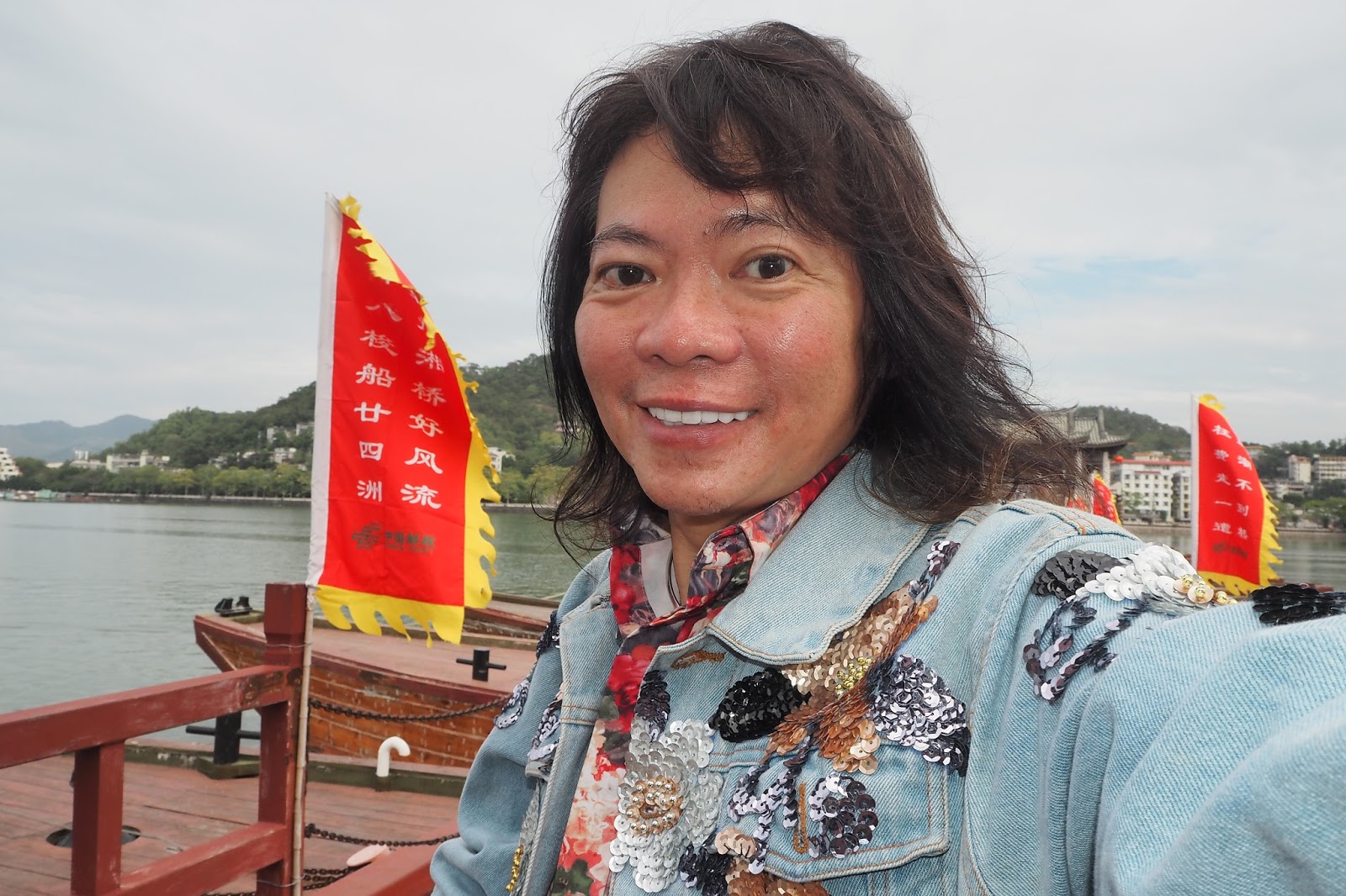 Kee Hua Chee Live!: AMBER CHIA STROLLS ACROSS THE LAKE ON WORLD FAMOUS ...