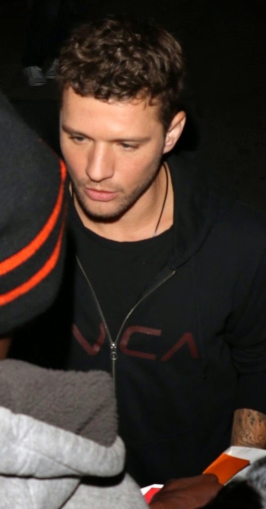 VJBrendan.com: Ryan Phillippe Signs Autographs Outside Of 'Jimmy Kimmel ...