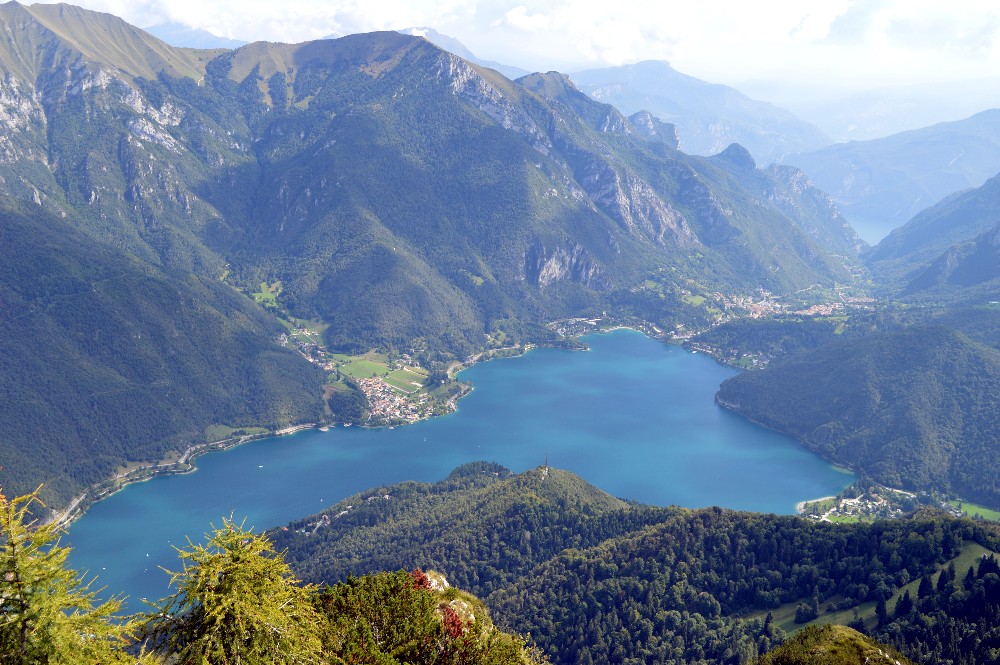 In cima al Monte Corno lungo il sentiero Pellegrini da Passo Tremalzo ...