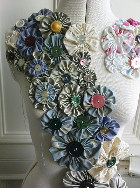 Tangled in Fibres: Those little fabric yo-yos (Part 1)...