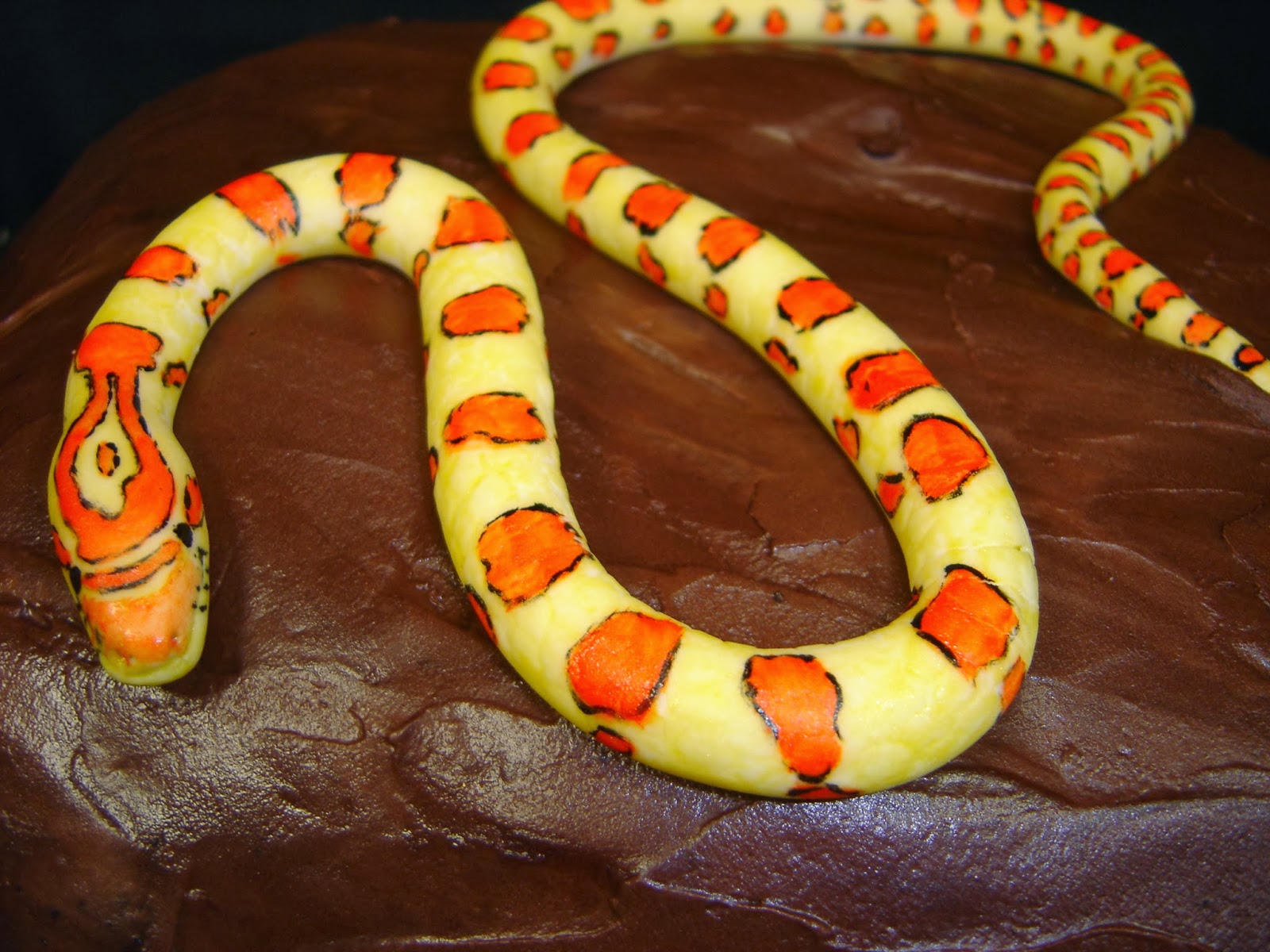 Cake till u drop: Snake on a cake