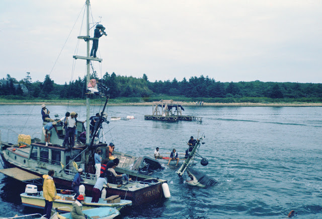 21 Amazing Behind the Scenes Photos From the Making of 'Jaws' (1975 ...