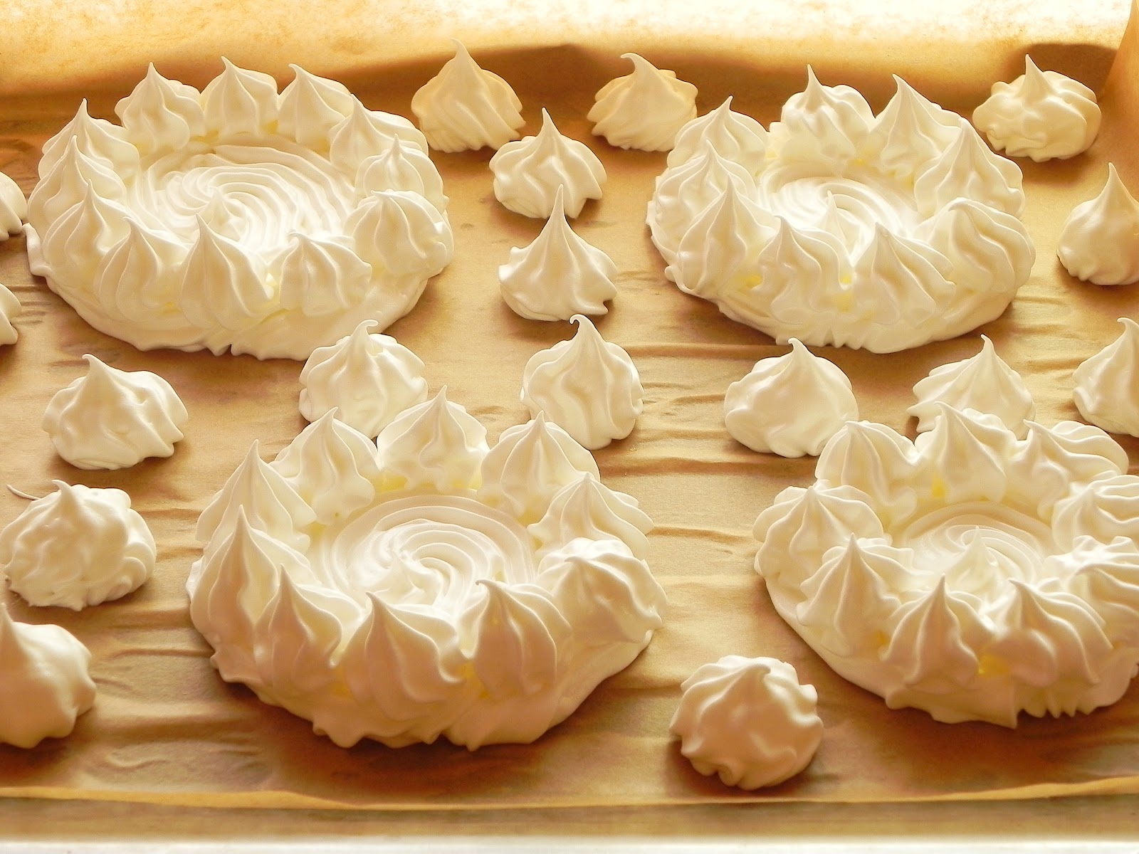 Cosulete de bezea cu inghetata | Dulciuri fel de fel