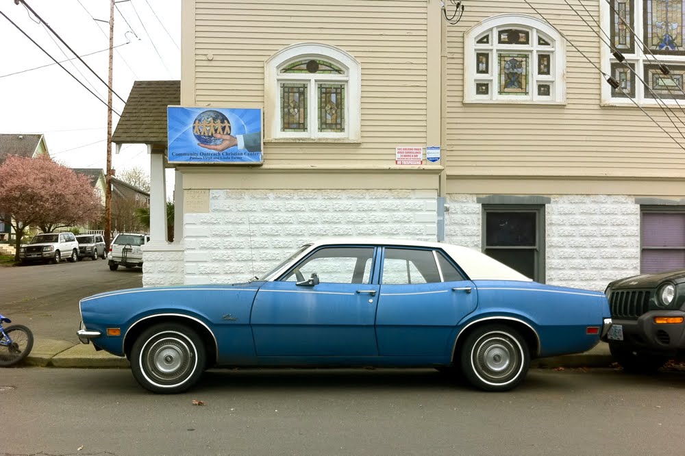 OLD PARKED CARS.: Saturday Bonus: 1972 Mercury Comet Sedan.