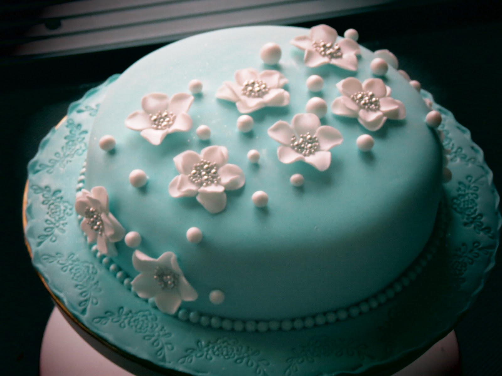 fadeliciouscakes: HANTARAN - BLUE FONDANT CAKE