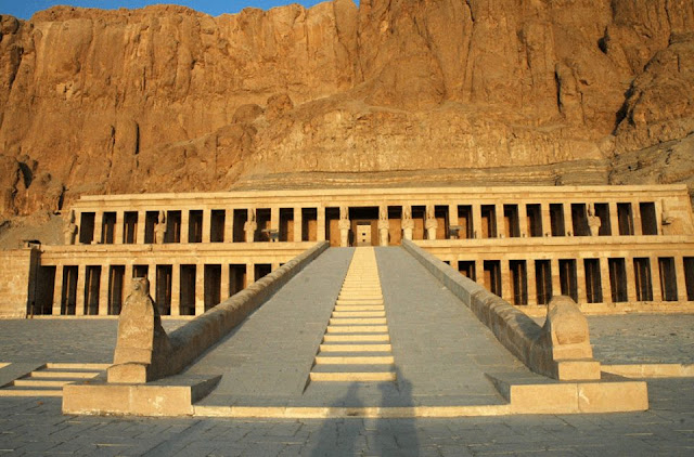 Do gran ó pan: Senenmut, arquitecto de las obras reales y más...