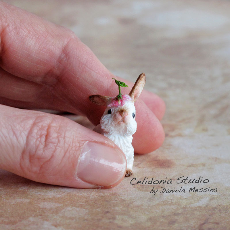 Flower Hat Rabbit - Miniatura in scala 1/12